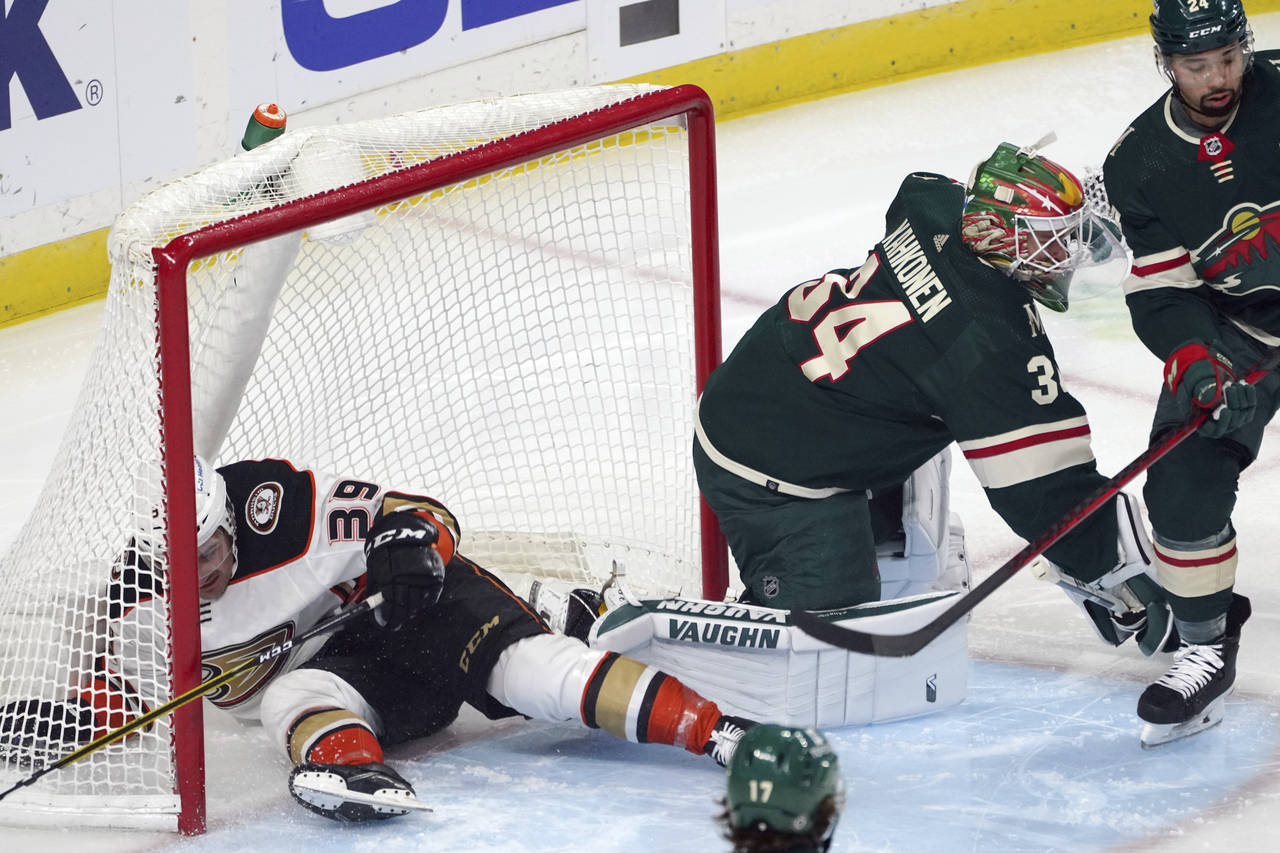 Wild score 4 in 3rd, twice in 4 seconds, to rout Ducks 7-3