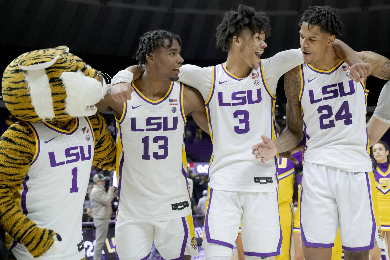 Murray scores 21, No. 19 LSU rallies past Texas A&M 70-64