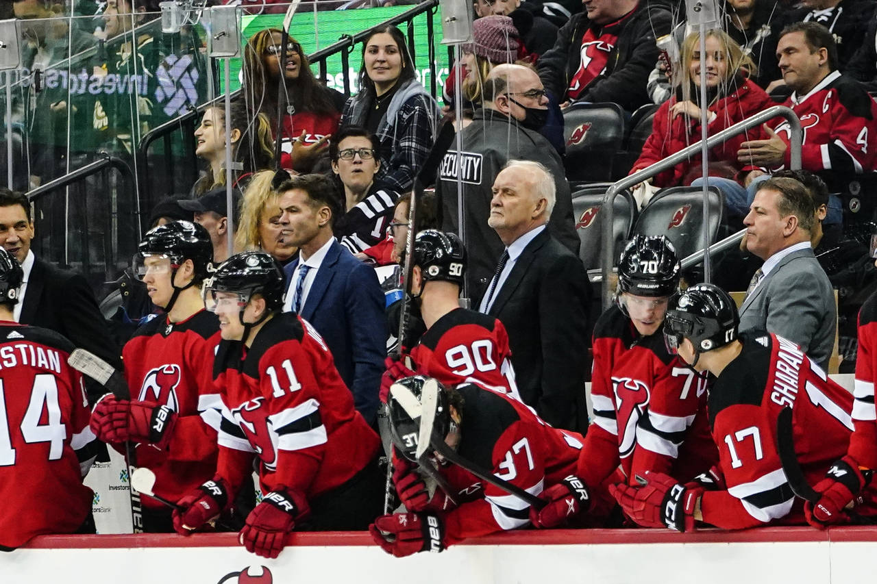 Devils score five straight goals to beat Avalanche, 5-3