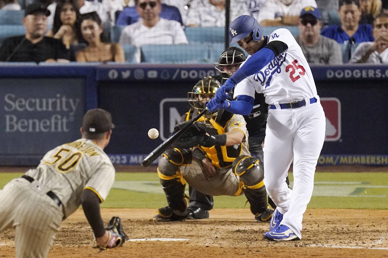 Smith, Thompson homers power MLB-leading Dodgers past Padres