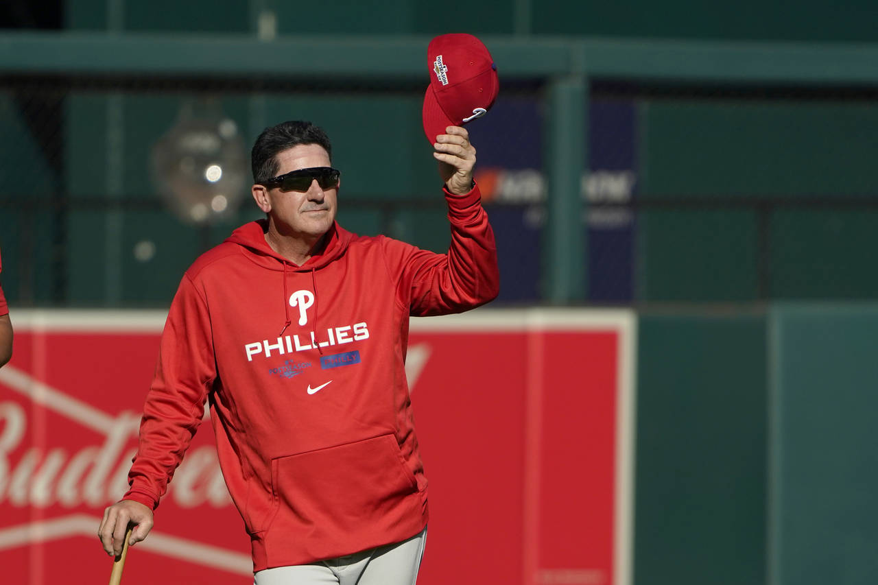 Thomson signs 2-year deal to remain as Phillies manager