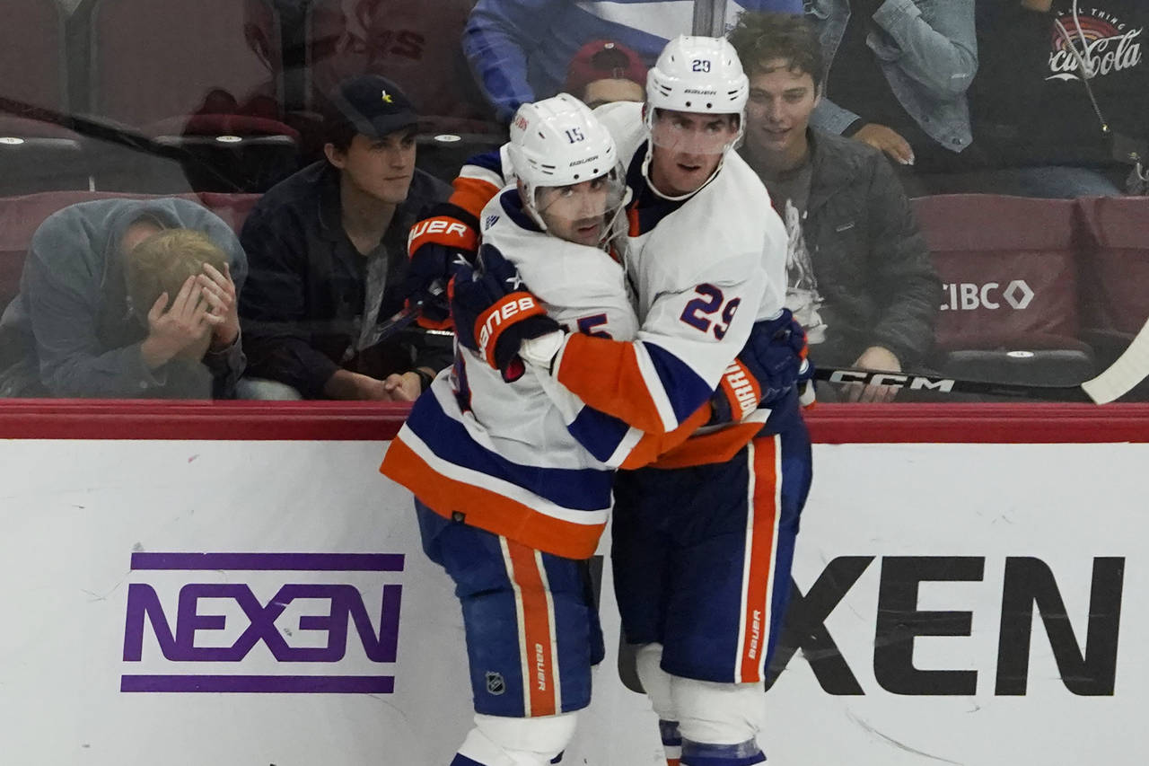 Nelson leads Isles to 4th straight win, 3-1 over Blackhawks - Seattle ...
