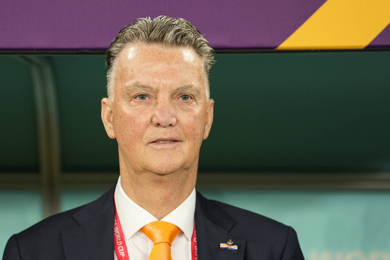 Netherlands coach Van Gaal hugs reporter at World Cup