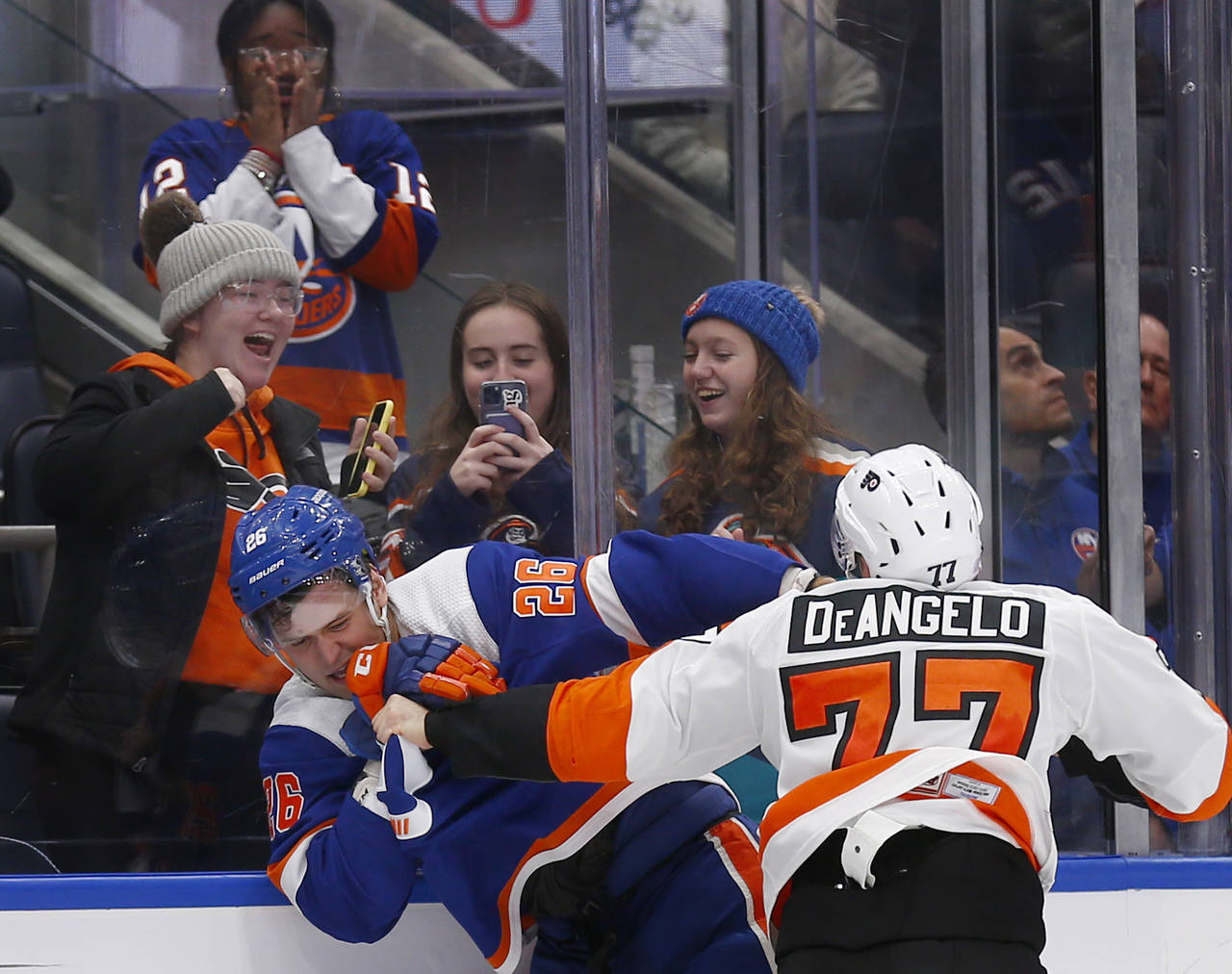 Islanders score 3 times in 3rd, beat Flyers 5-2