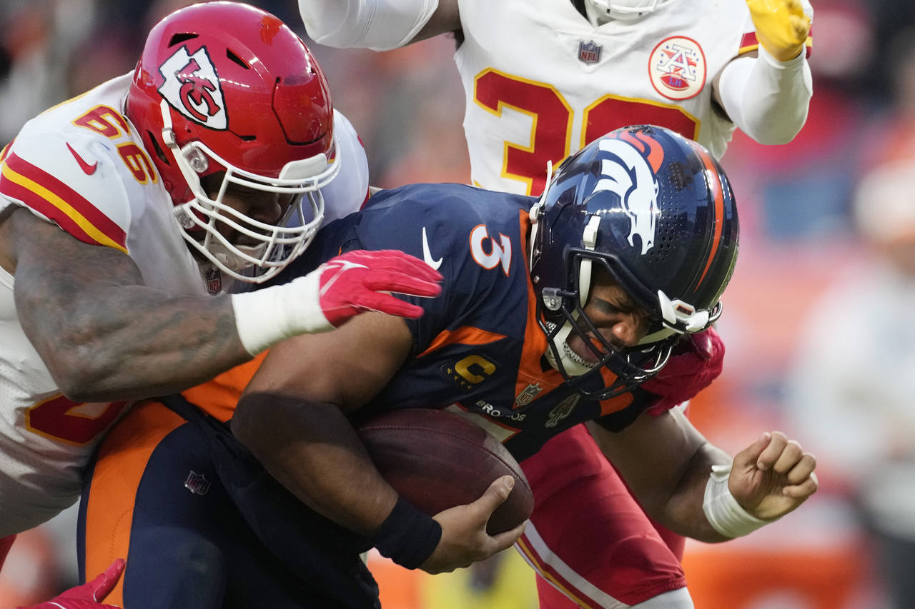 Russell Wilson suffers concussion, Broncos fall to Chiefs 34-28
