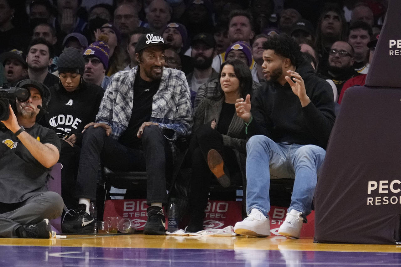 Hornets overcome LeBron's comeback, hold off Lakers 134-130