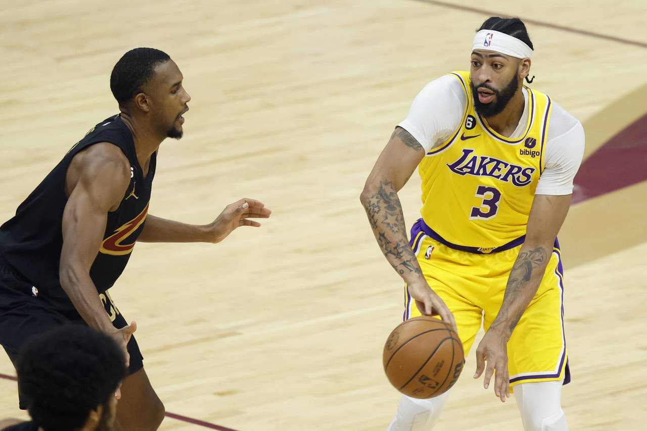 Lakers lose star Davis with flu-like symptoms, fall to Cavs