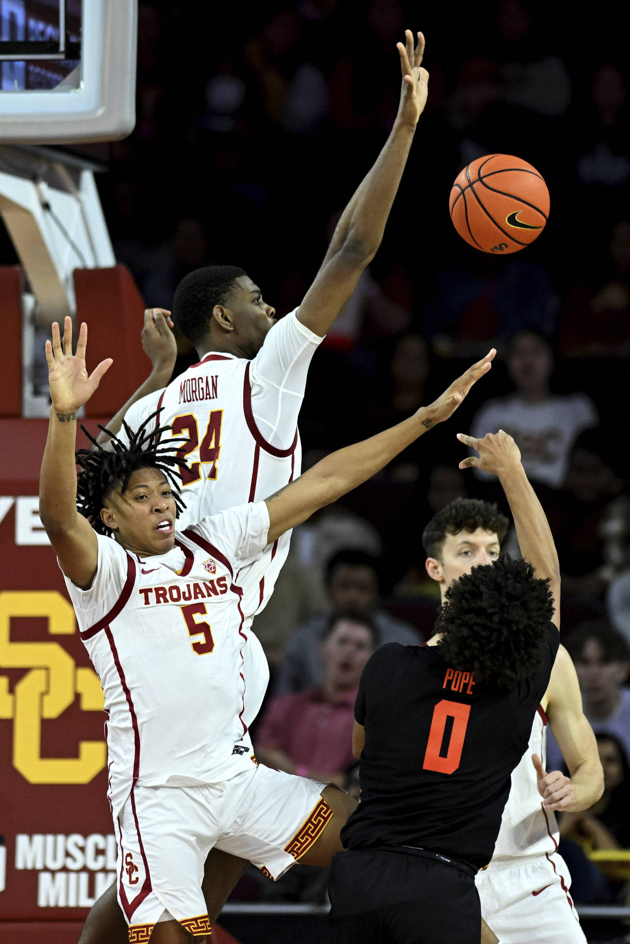 Johnson punctuates USC comeback as Trojans down Oregon State