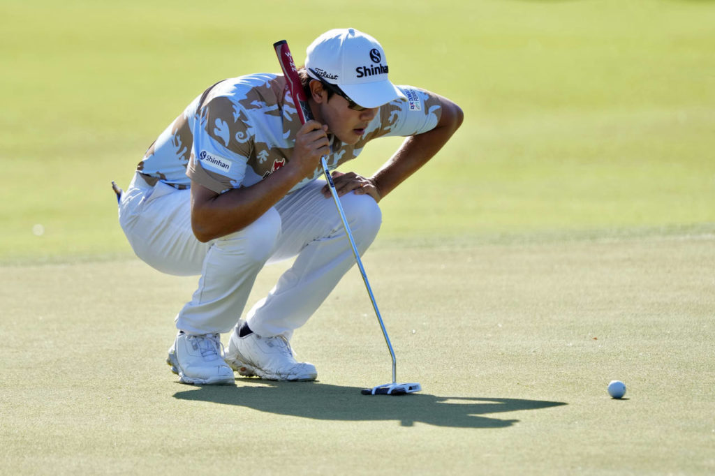 Buckley makes a pair of eagles and leads the Sony Open
