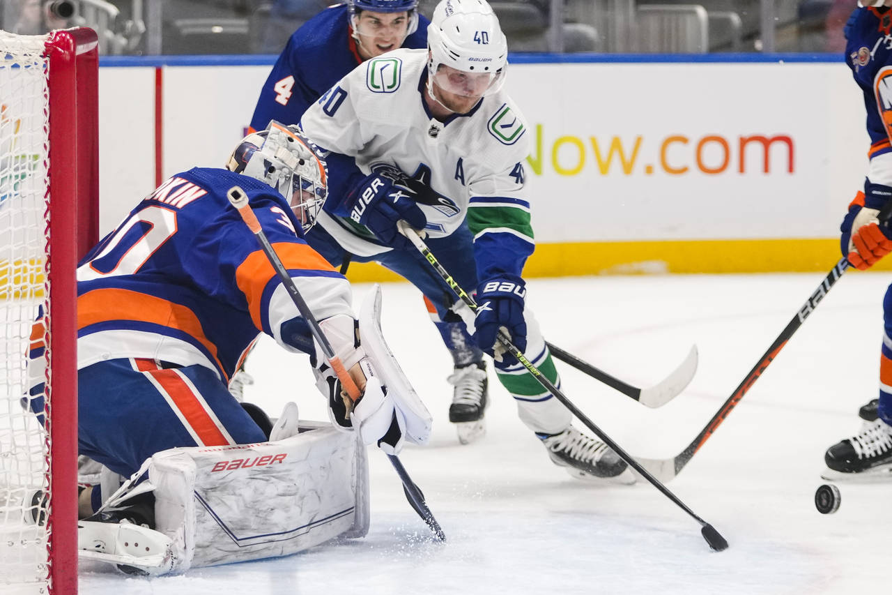 Pettersson scores 2, Canucks beat Isles to snap 2-game skid
