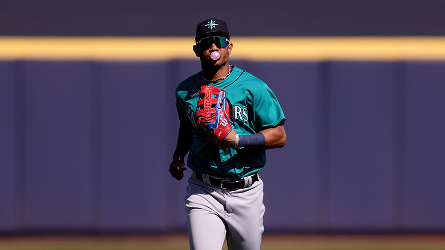 Mariners Notebook: Julio Rodríguez fine, undeterred after wall crash