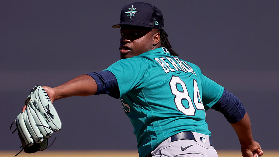 Mariners add reliever prospects Berroa and Sweet to bullpen