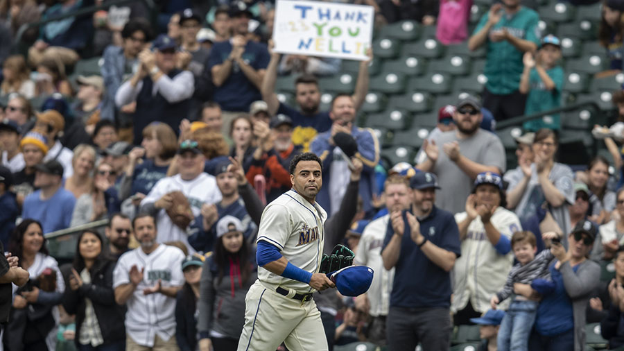 After throwing 1st pitch, Nelson Cruz retires with Seattle Mariners