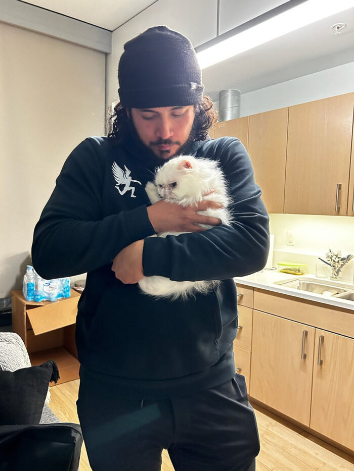 Why Seattle Mariners' Andrés Muñoz takes his cat on the road