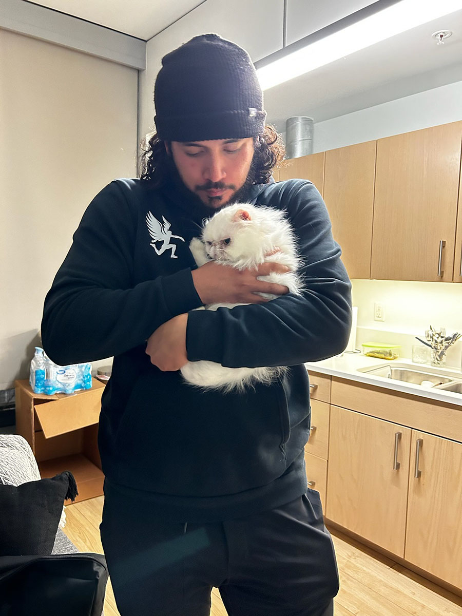 Why Seattle Mariners' Andrés Muñoz takes his cat on the road